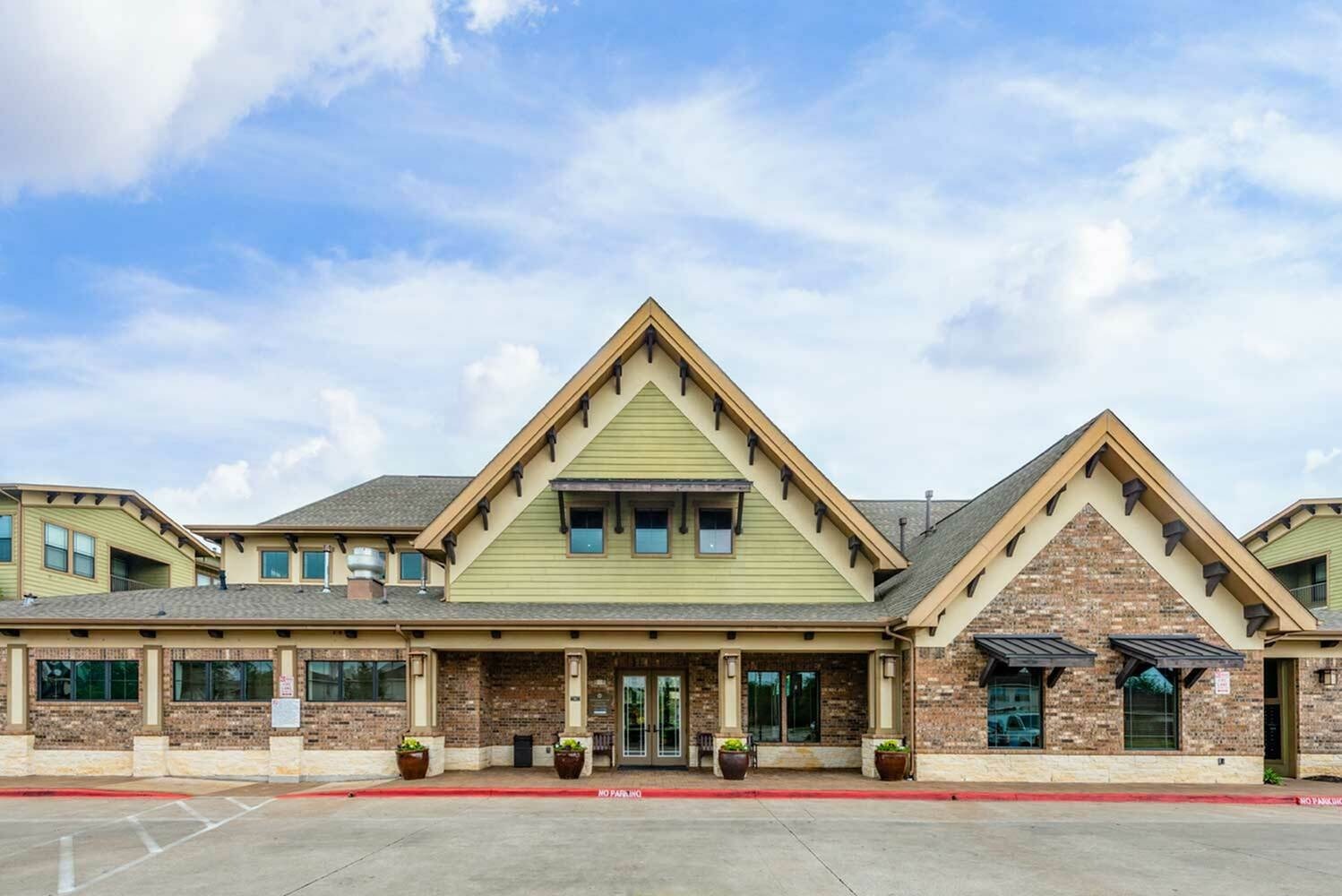 View Photos of Queenston Manor—Houston Apartments for Rent