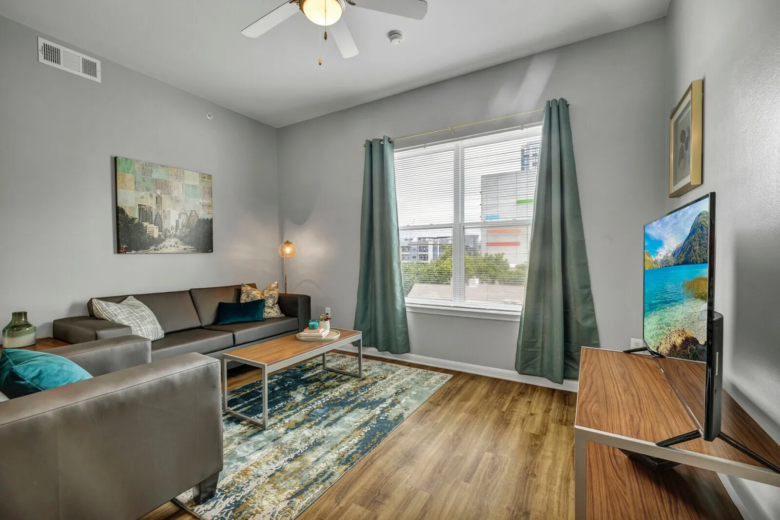 Photos & 360 Tour of Grayson House Apartments in Austin