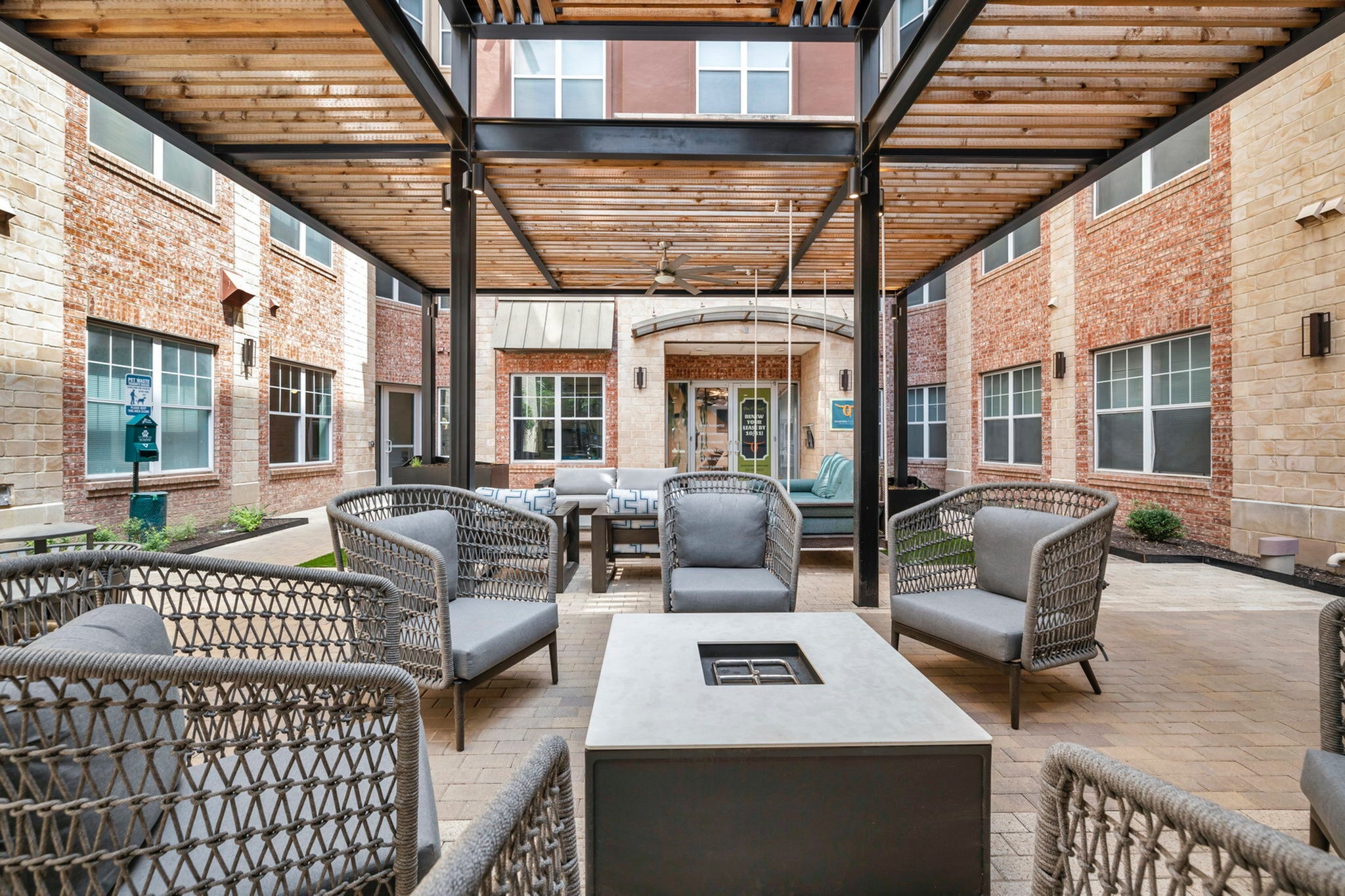 Photos & 360 Tour of Grayson House Apartments in Austin