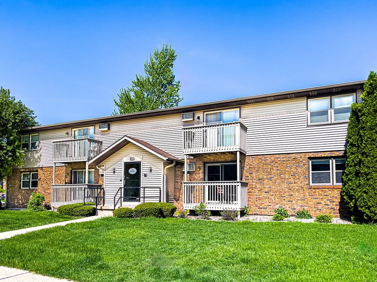 2 Bed Apartments - Check Availability | Woodland Village Apartments