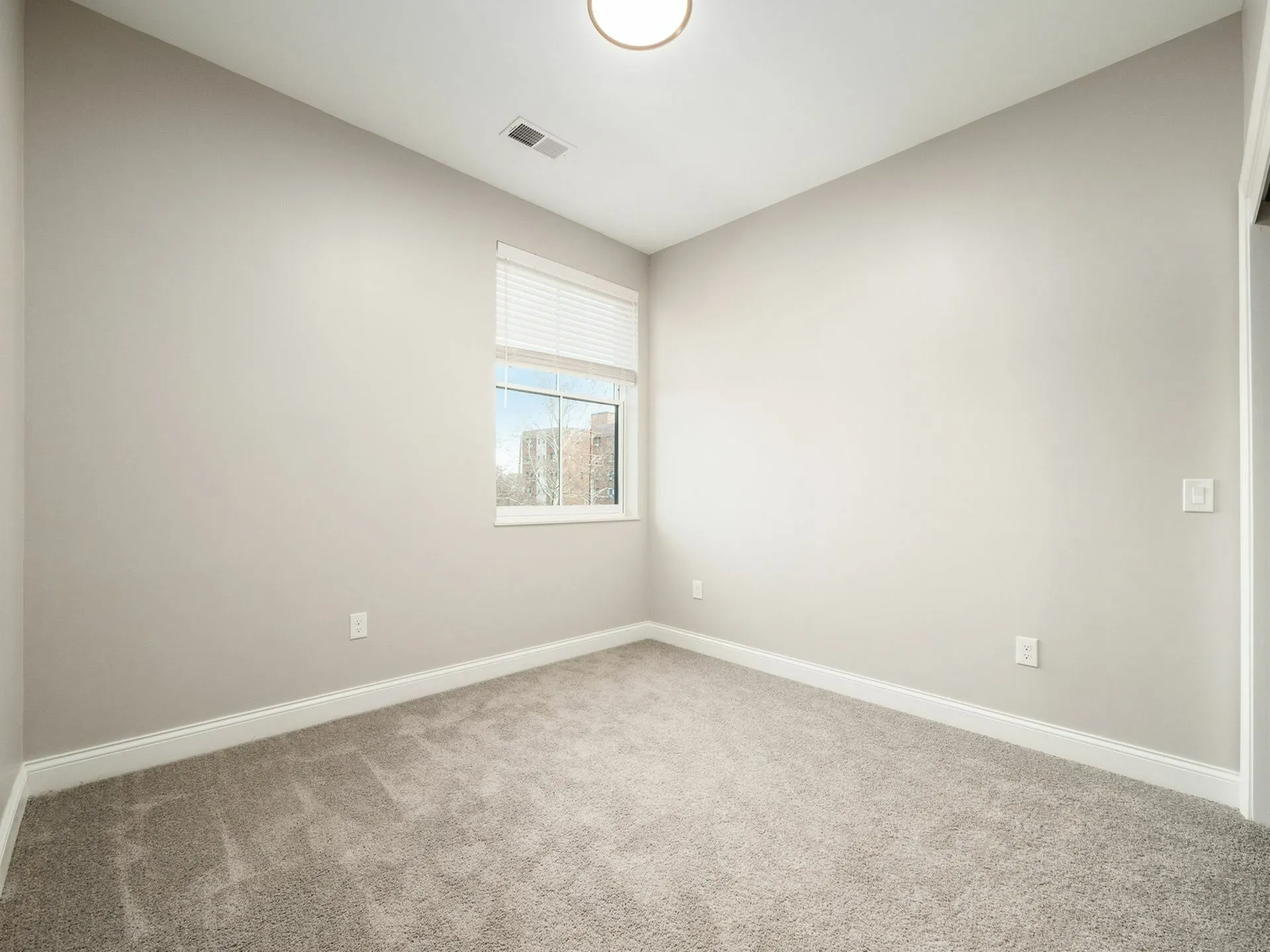 Lease an 895-Square-Foot Apartment at Topiary Crossing