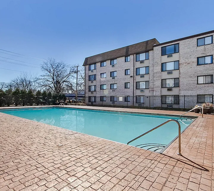 View Midpointe: Chicago Apartments | Official Site