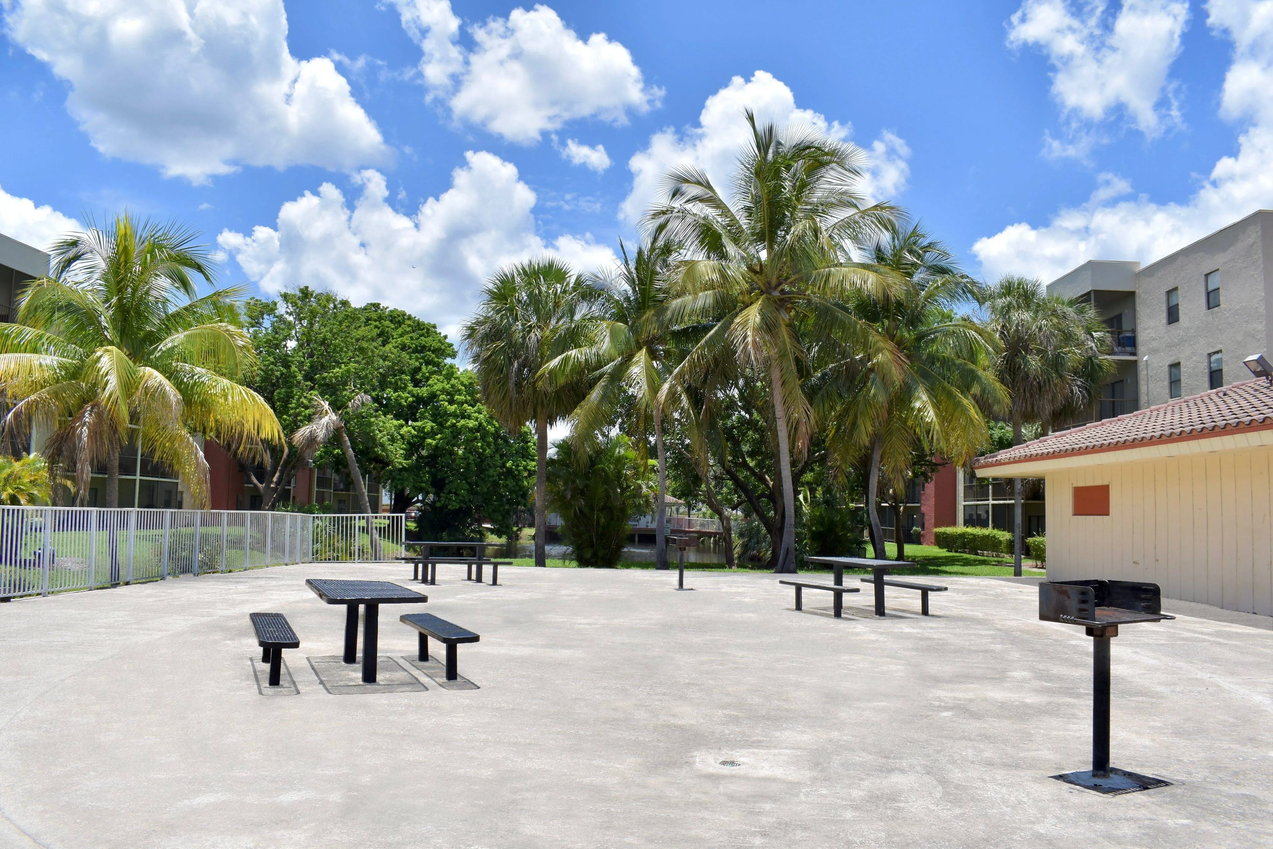 View Photos | 2500 Inverrary Club Apartments