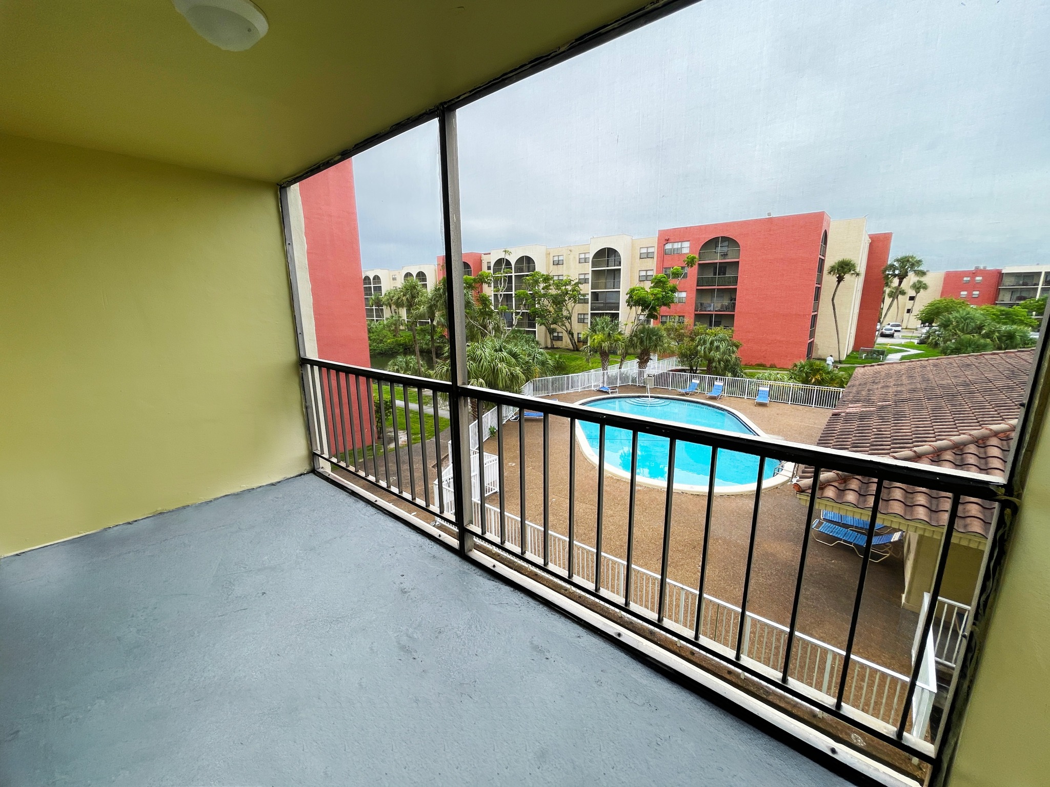 View Photos | 2500 Inverrary Club Apartments