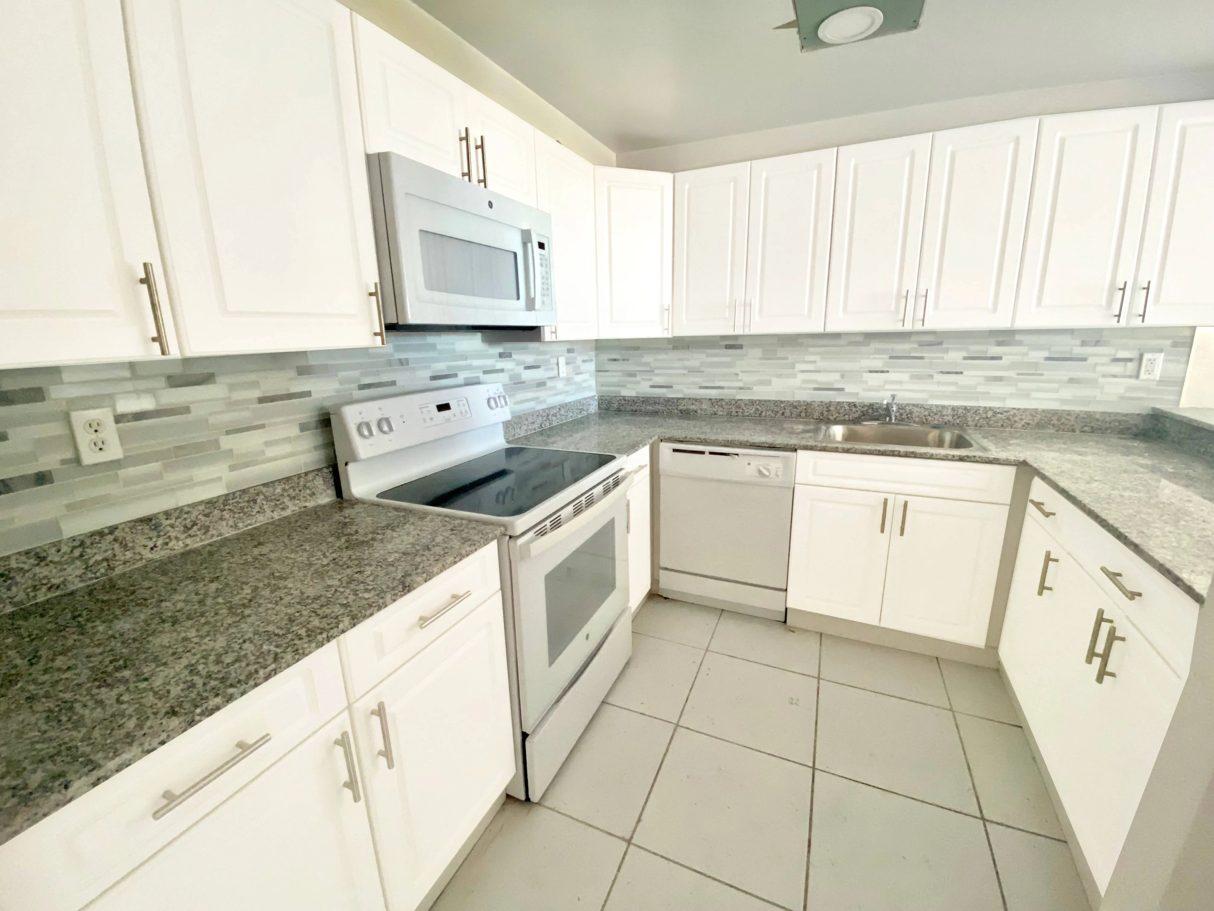 View Our Amenities | 2500 Inverrary Club Apartments