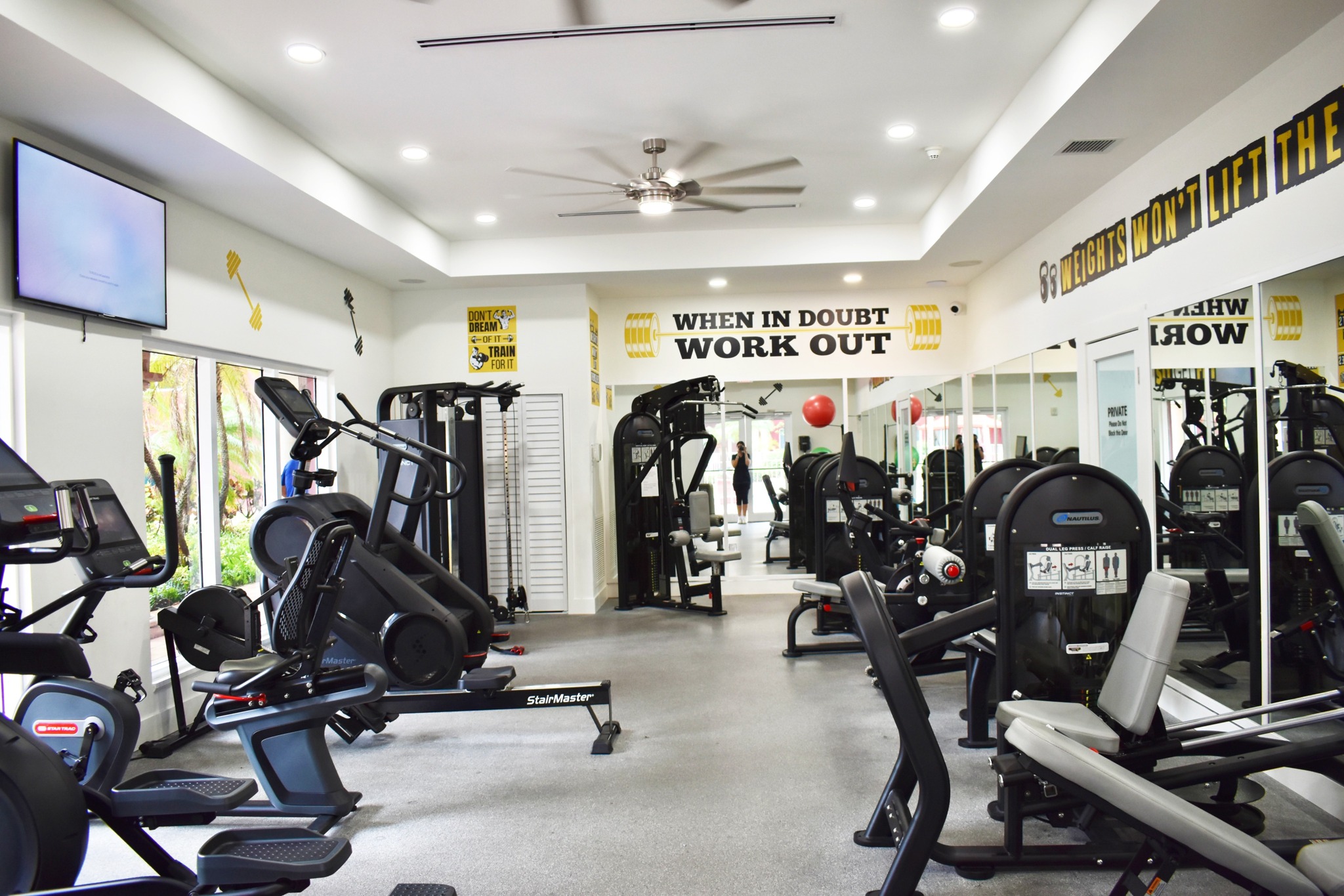 View Our Amenities | Royal Palms Apartments