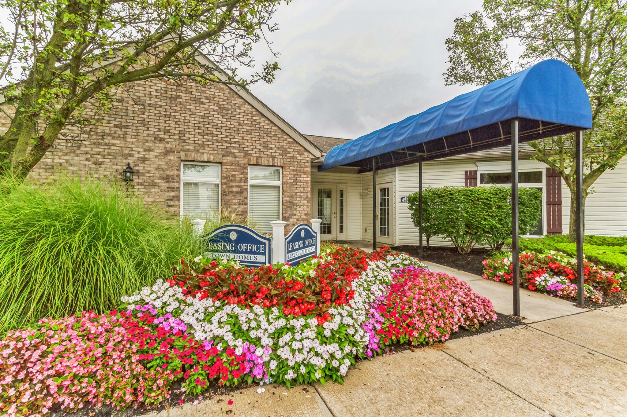 View Photos & Take A Virtual Tour | Newbridge Commons