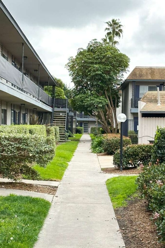 Regency Palms | Apartments In Huntington Beach, CA