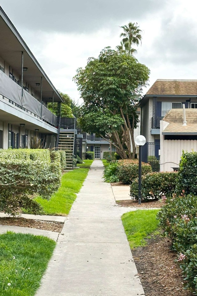 Regency Palms | Apartments In Huntington Beach, CA