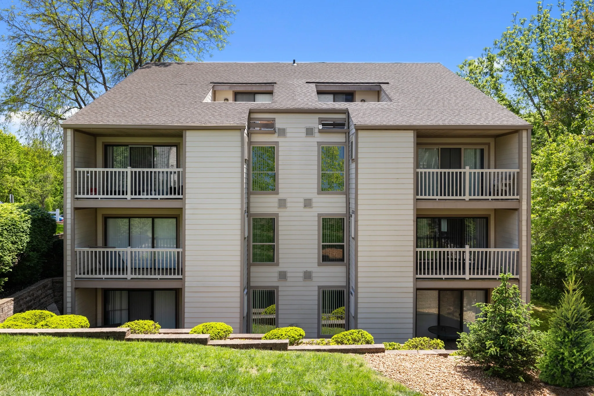 Photos of Pebble Point Apartments for Rent in Manchester, MO