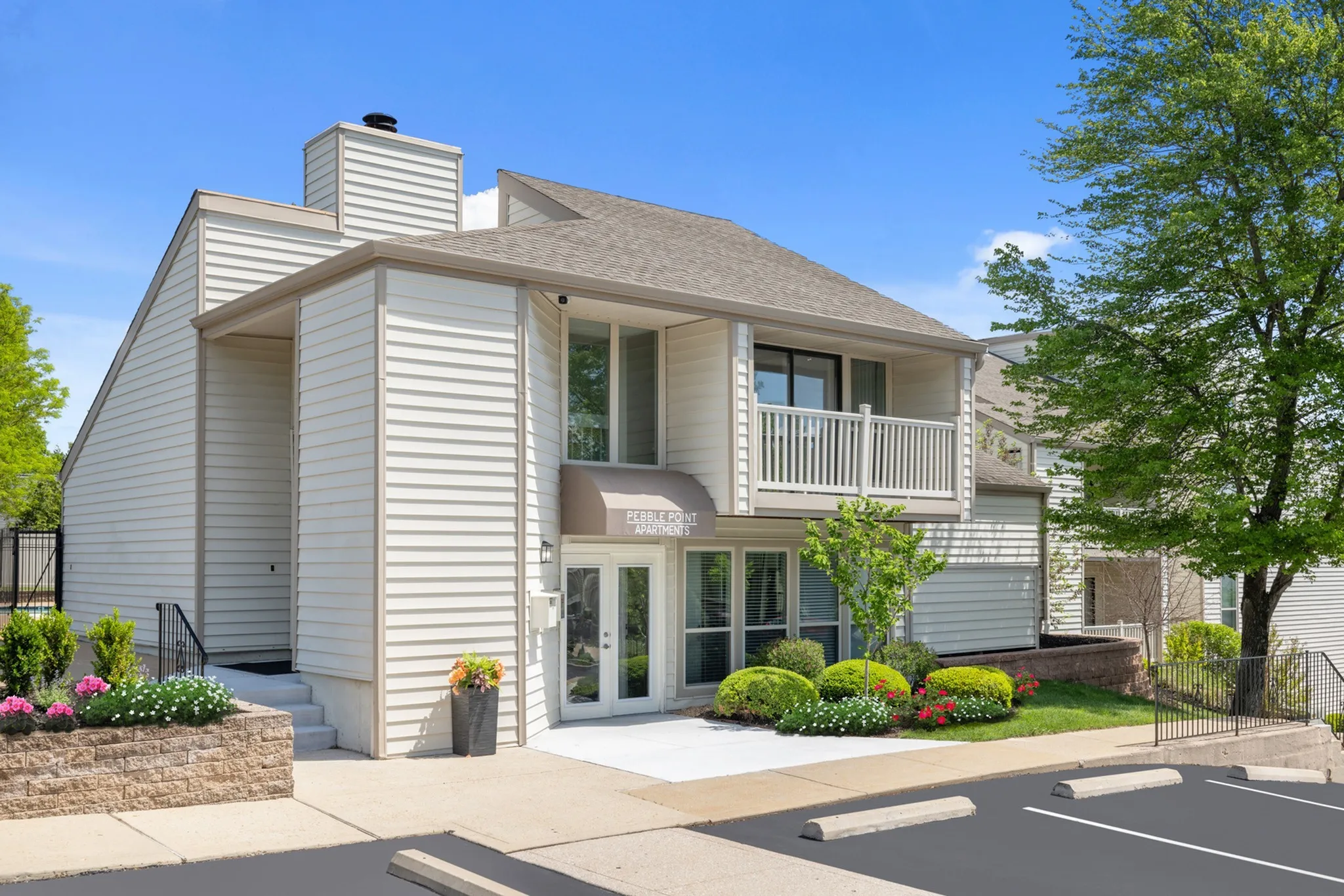 Photos of Pebble Point Apartments for Rent in Manchester, MO