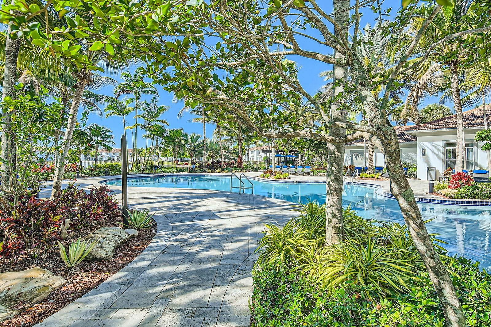 Photos & Tours: Upscale Midtown Plantation Apartment Living