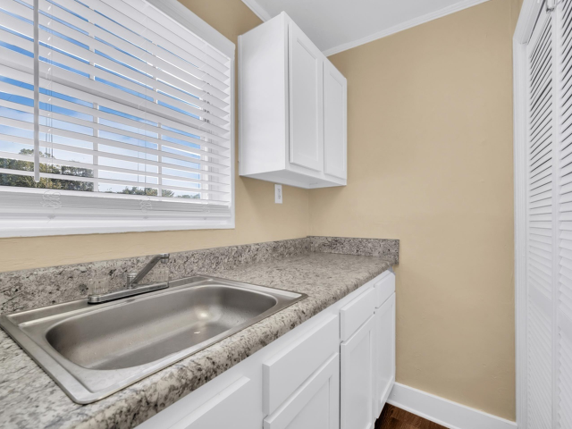 View Photos | Colonial Court Apartments