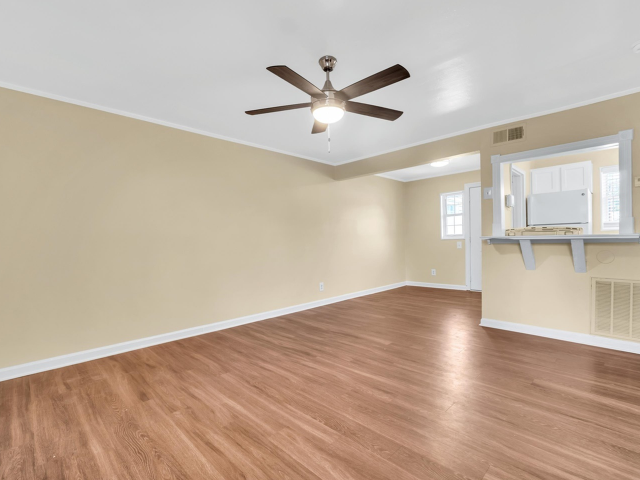 View Photos | Colonial Court Apartments