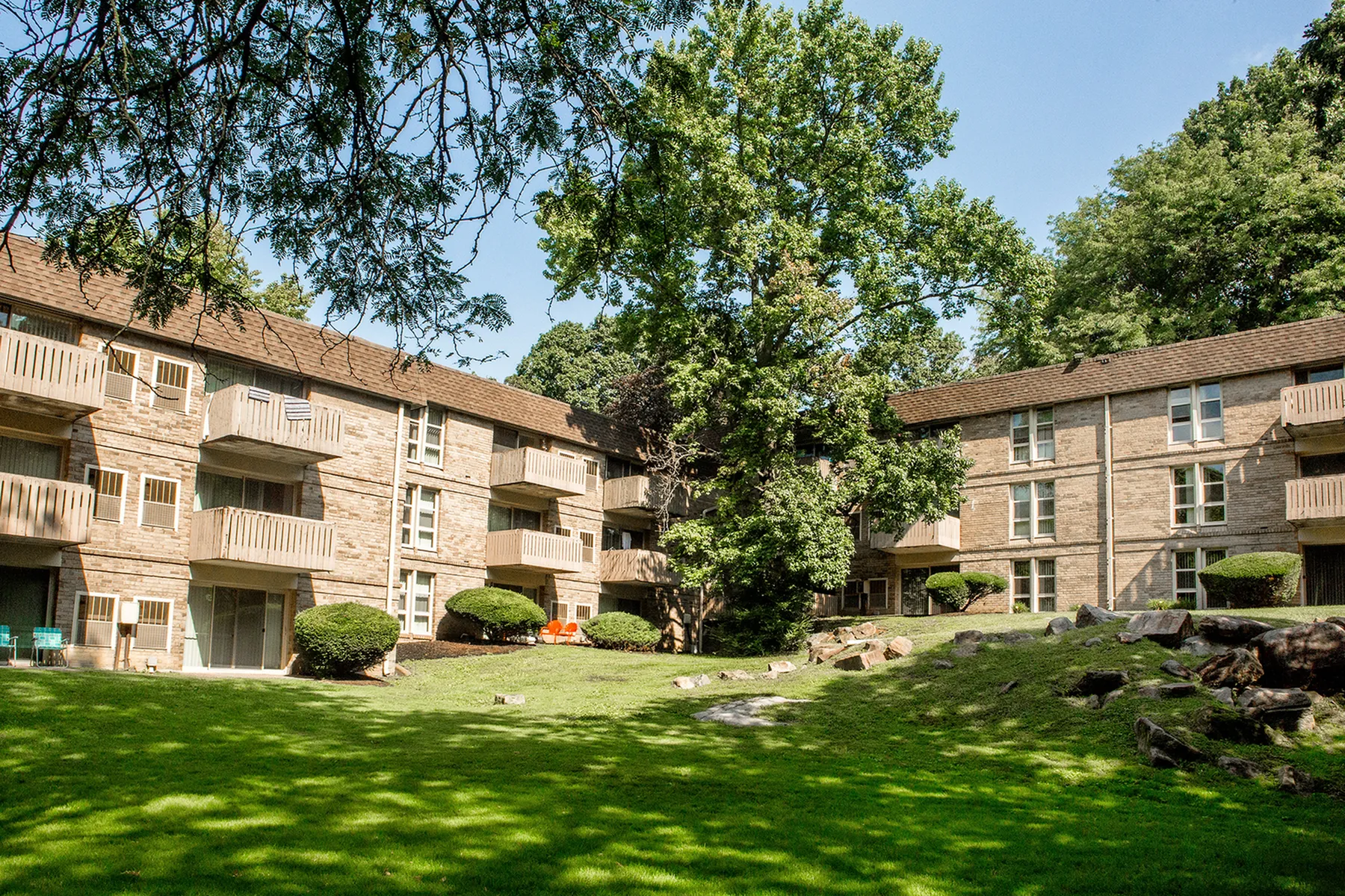 View Photos & Take A Virtual Tour | Top of the Hill Apartments