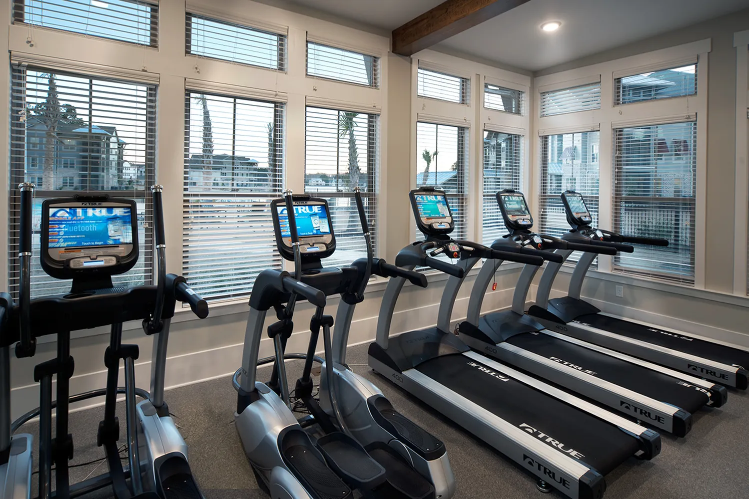 View Photos & Take A Virtual Tour | One Hampton Lake
