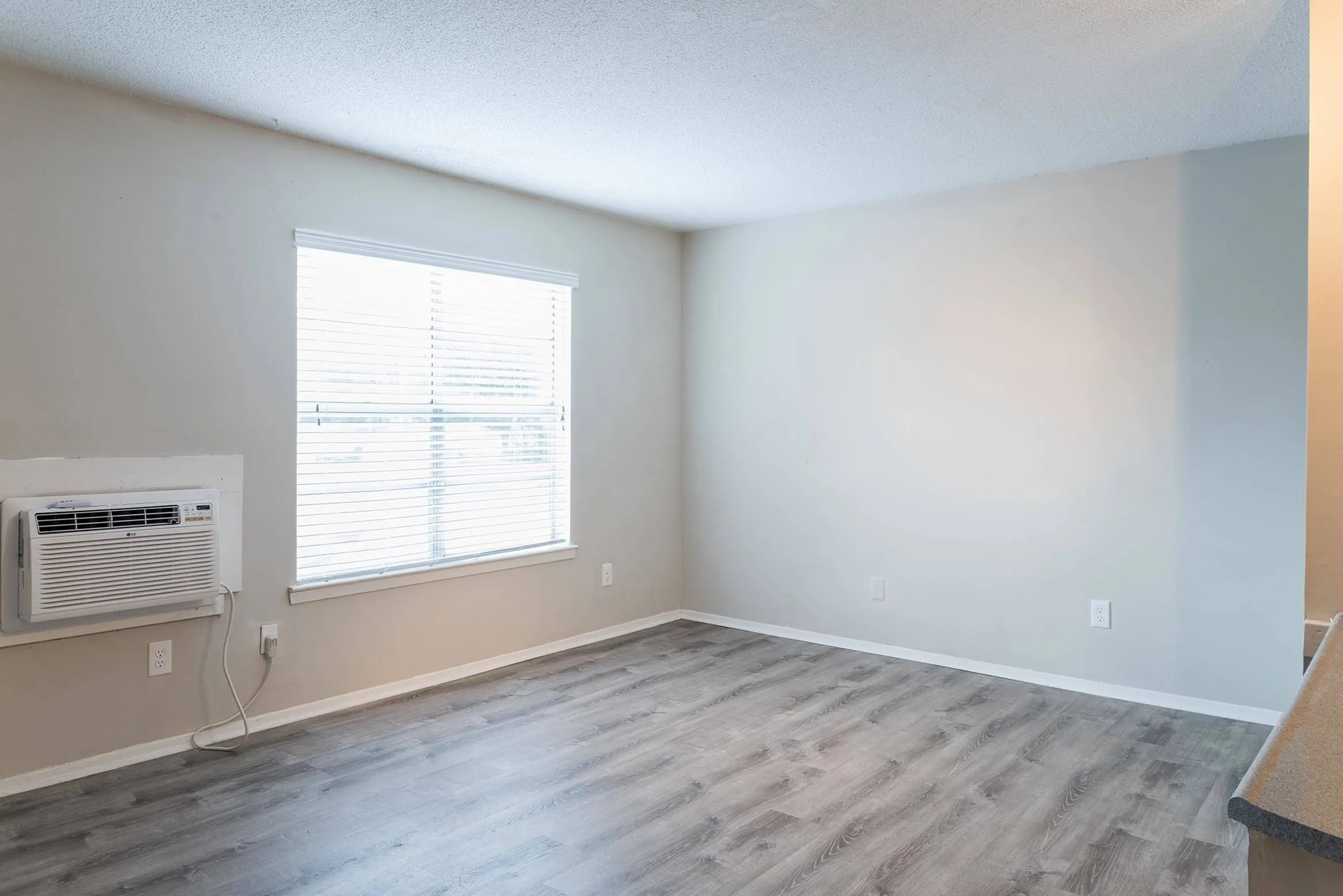 View Photos | Twin Oaks Apartments