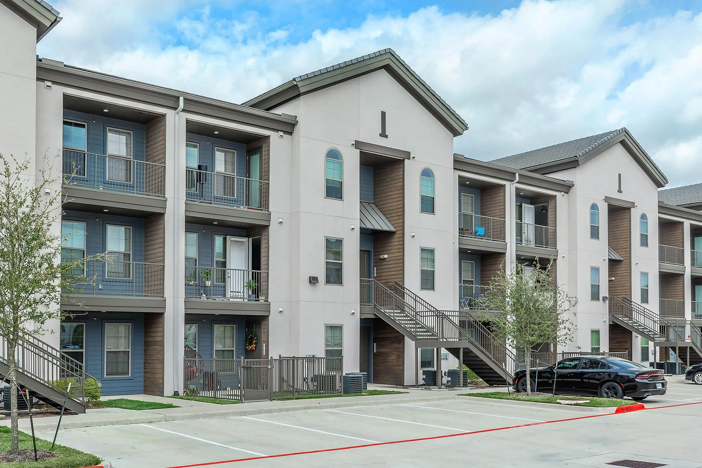 View Photos & Take A Virtual Tour | Cathedral Lakes