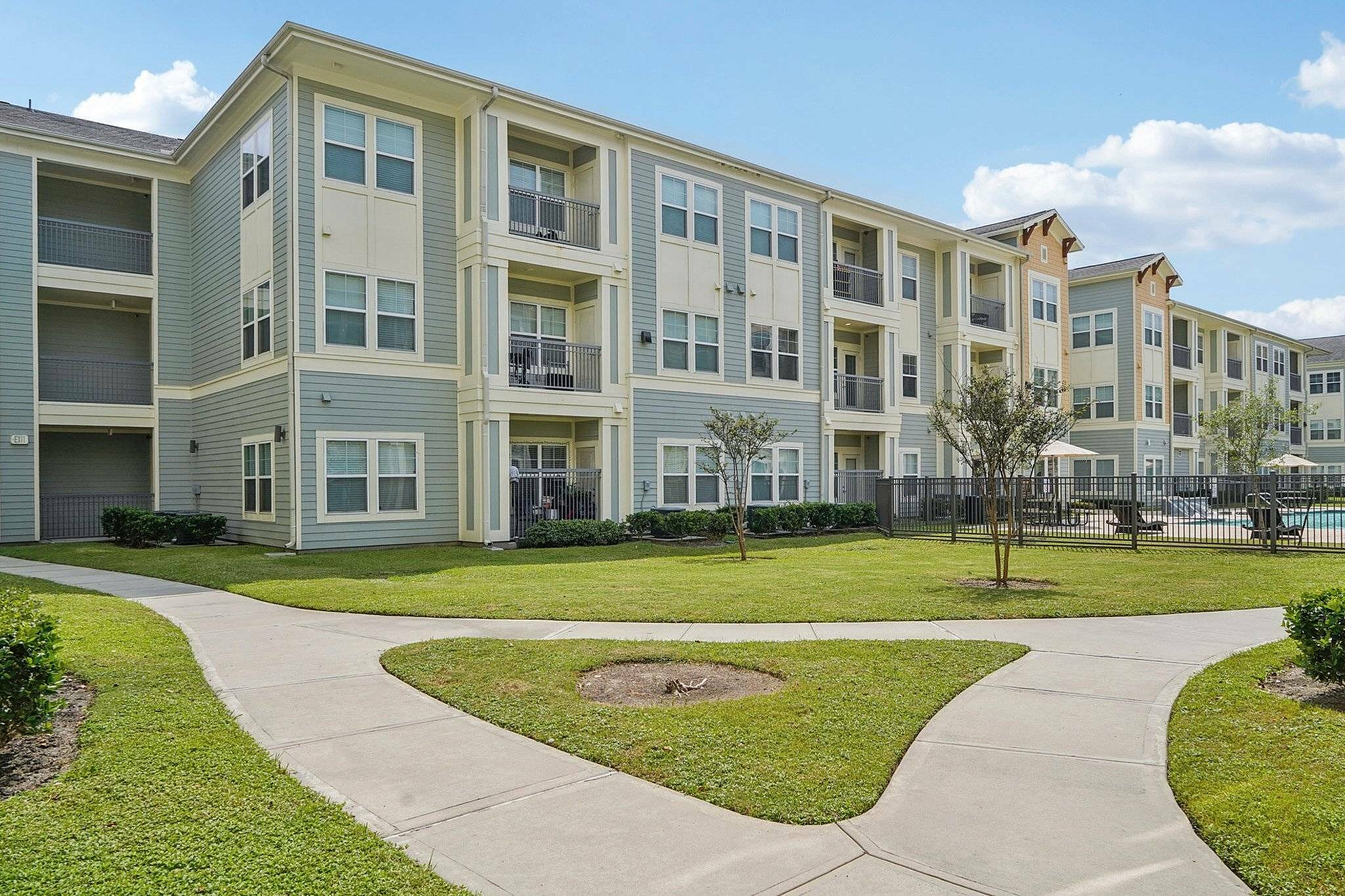 Photos of Our South Houston Apartments | The Broadway