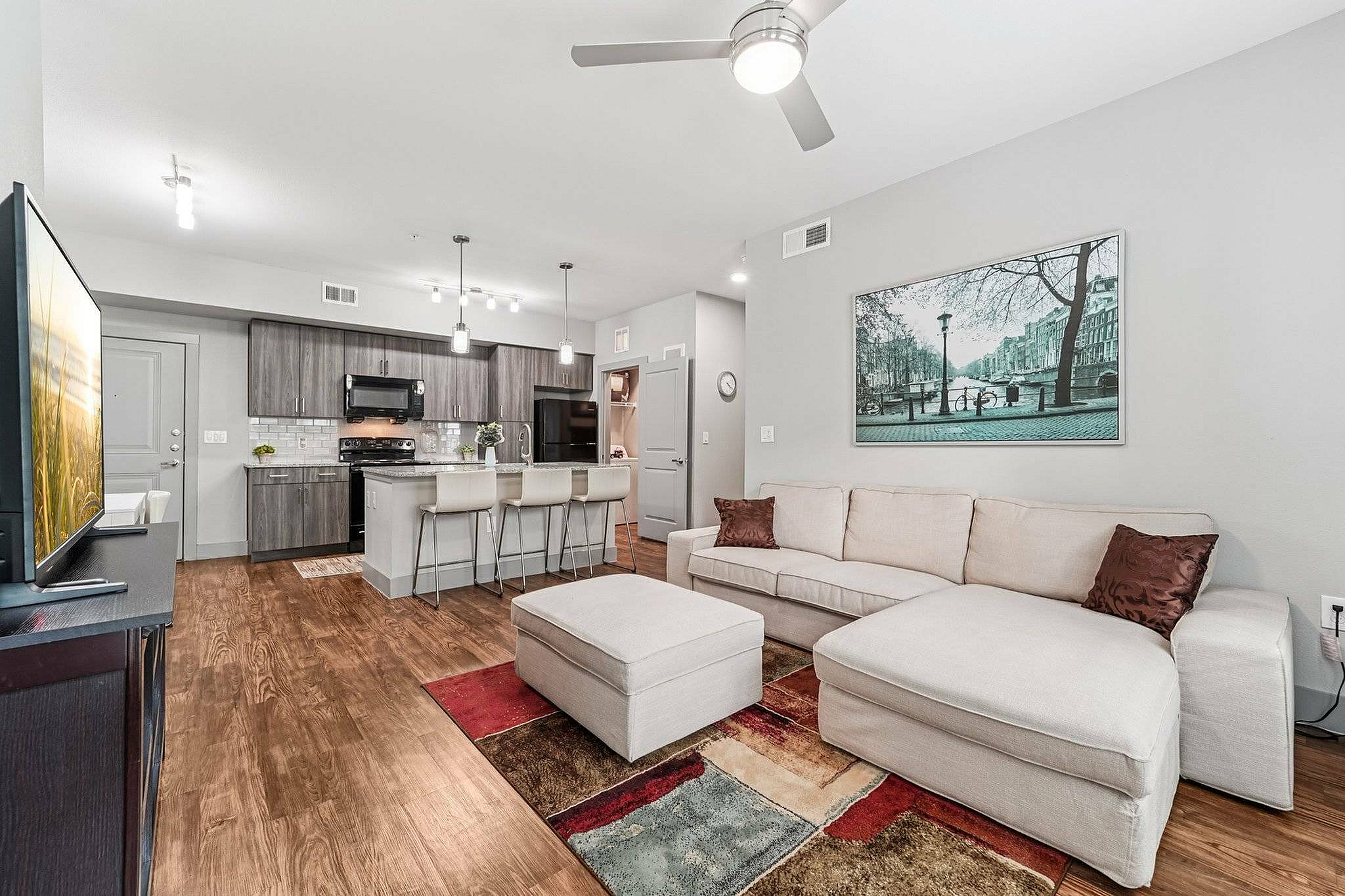 Photos of Our South Houston Apartments | The Broadway