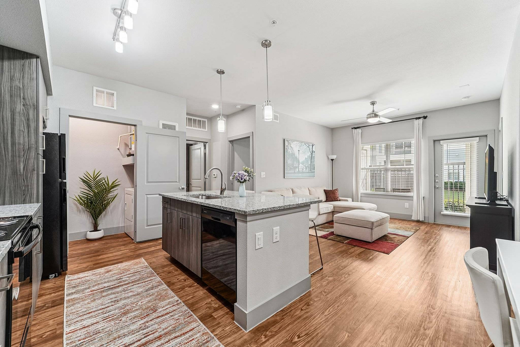 Photos of Our South Houston Apartments | The Broadway