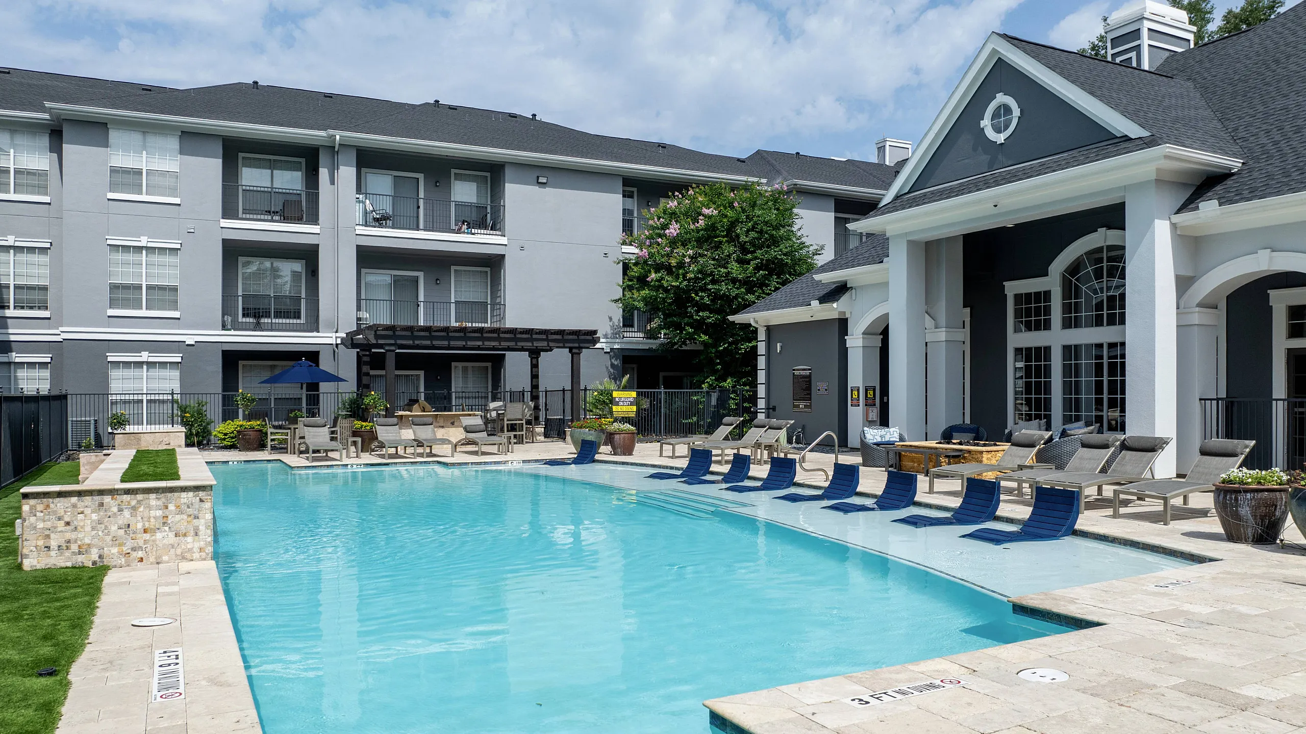 Live at Estates at Bellaire Apartments in Houston, TX