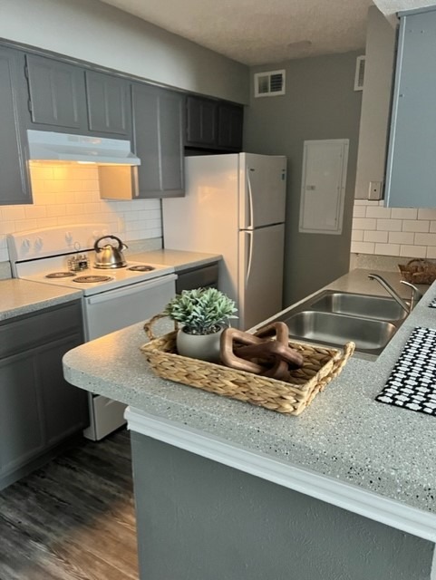 1 - 2 Bed Apartments - Check Availability | Spring Hollow Apartments