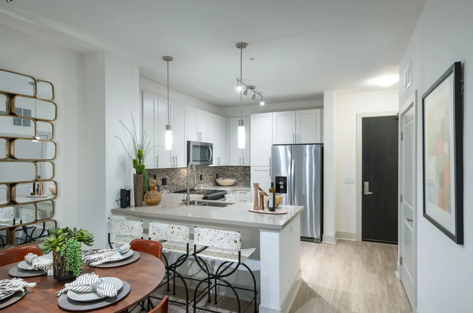 Hanover Broadway | Official Site | Oakland, CA Luxury Apartments