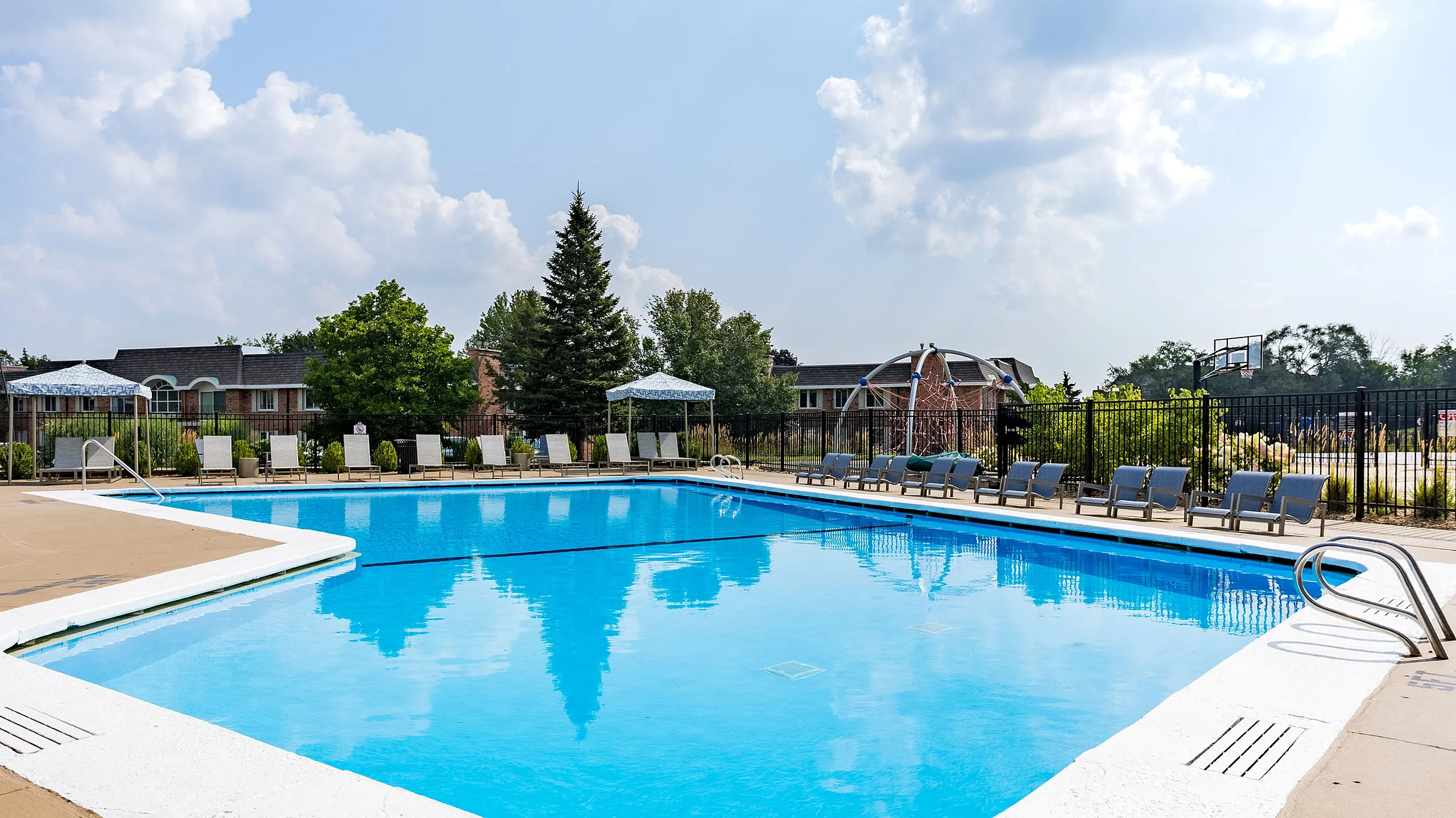 1 & 2-Bed Apartments in Naperville, IL | ReNew on Naper