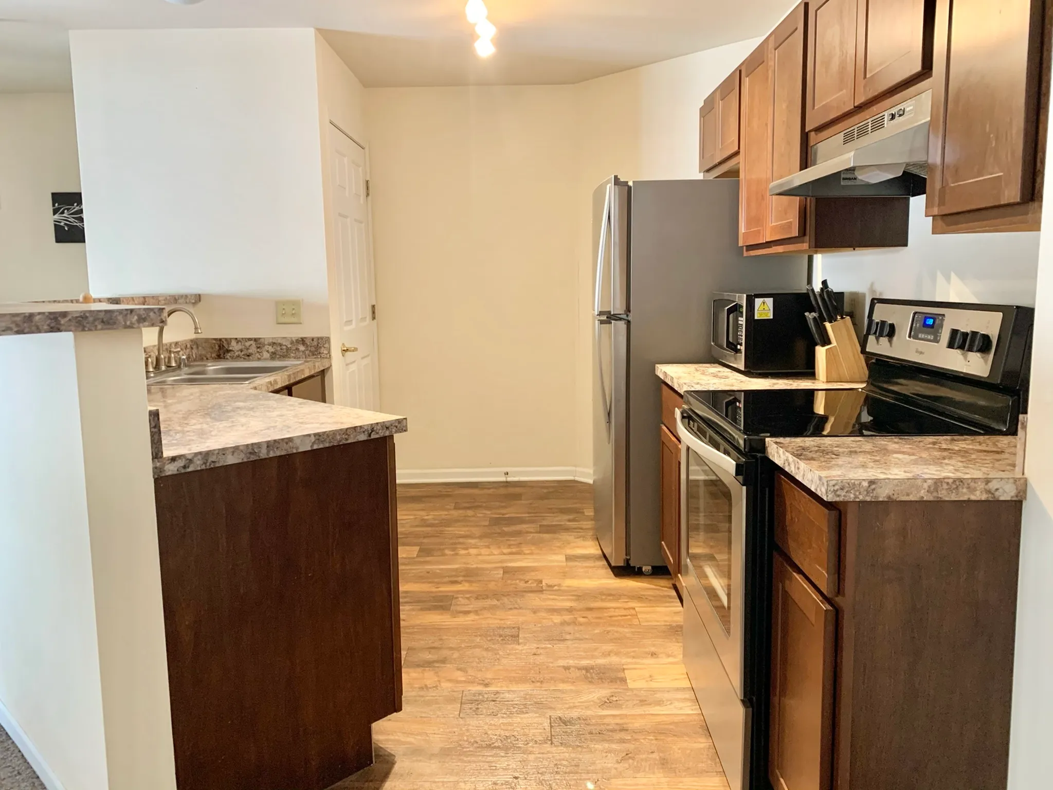 Photo Gallery & Tour | Barrington Place Apartments