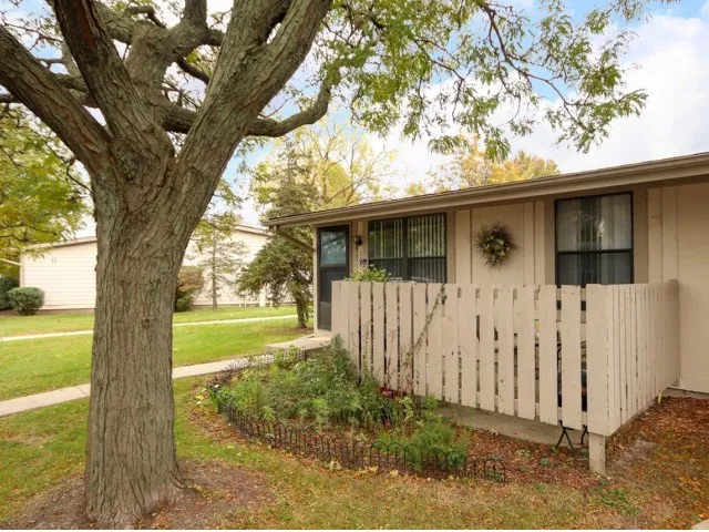 View Photos | Heathmoore Apartments | Apartments in Clinton Township