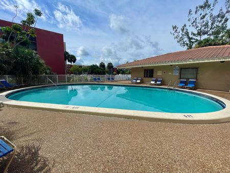 View Photos | 2500 Inverrary Club Apartments