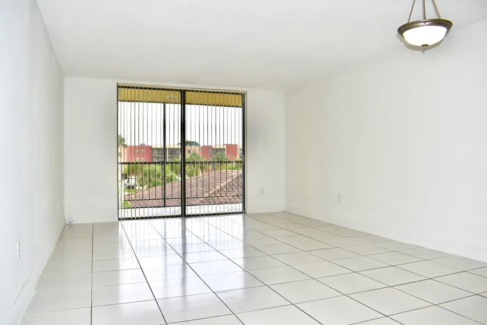View Photos | 2500 Inverrary Club Apartments