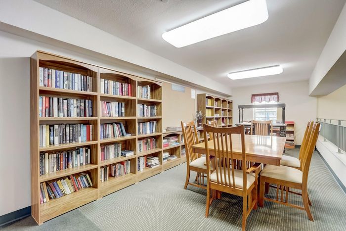 View Photos | Royal Oaks 55+ Senior Apartment Community